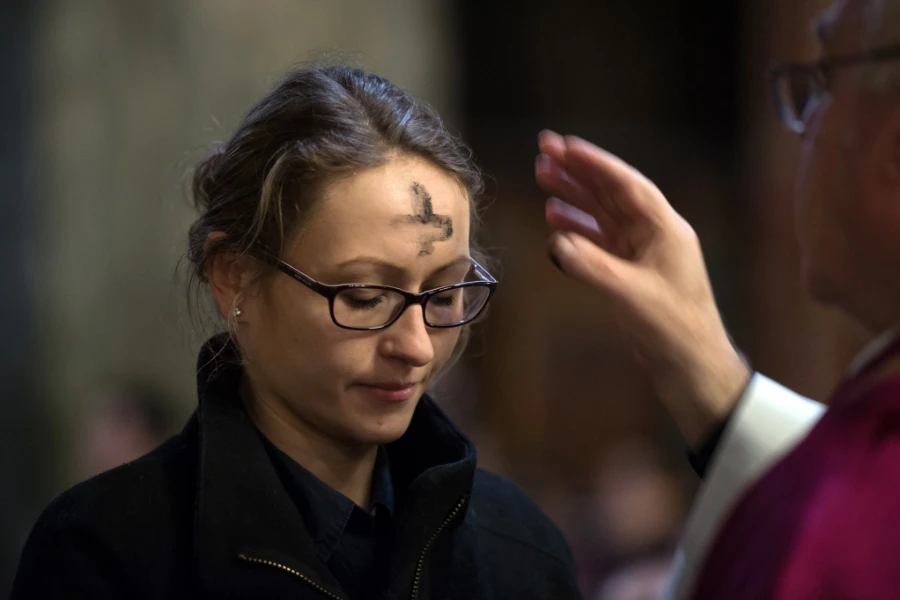 Ash Wednesday: Leave the ashes on or wash them off? | Catholic News Agency