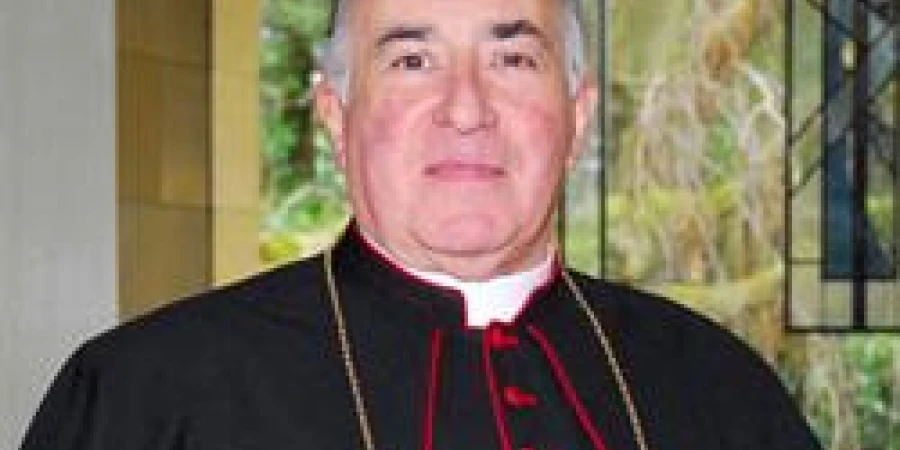 Scottish archbishop tells Catholics not to kneel for communion ...
