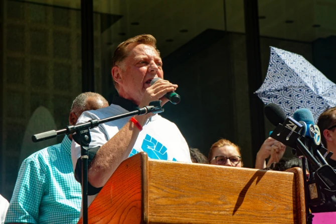 Chicago archdiocese reinstates Father Pfleger after investigating sex ...