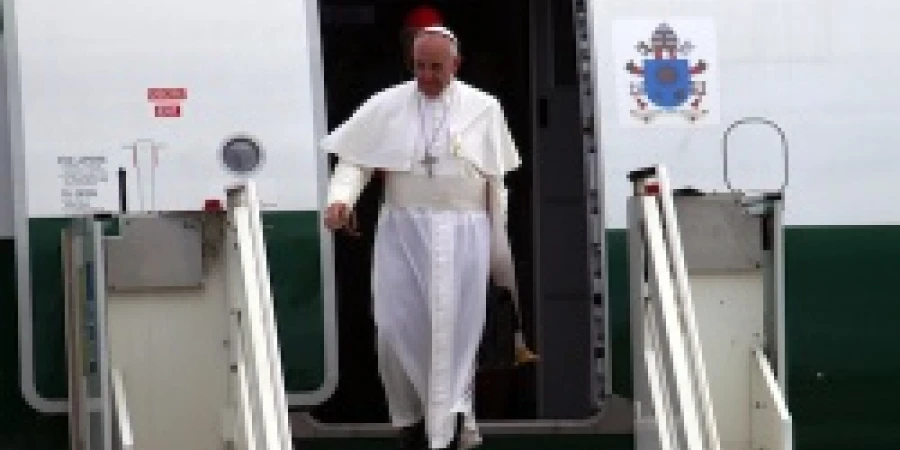 Pope gives surprising in-flight press conference | Catholic News Agency