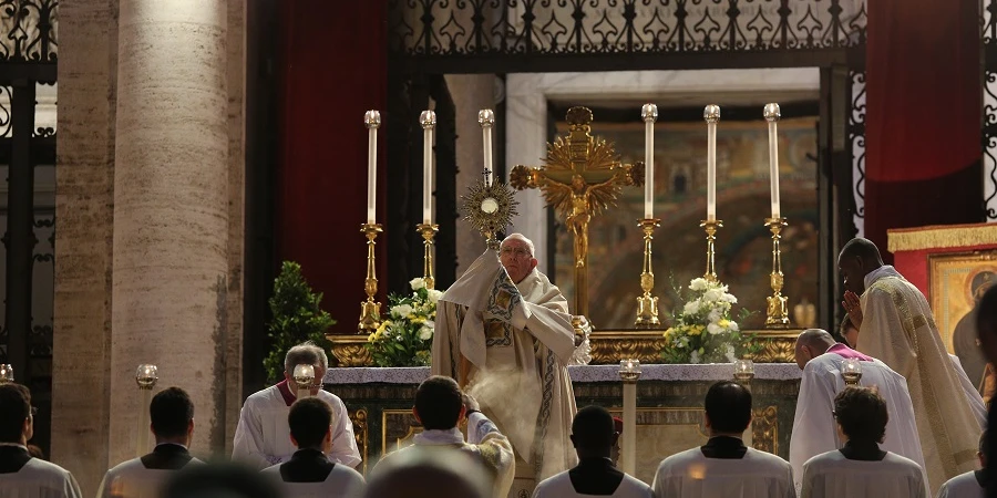 Pope Francis: In the Eucharist we receive the grace to love | Catholic ...