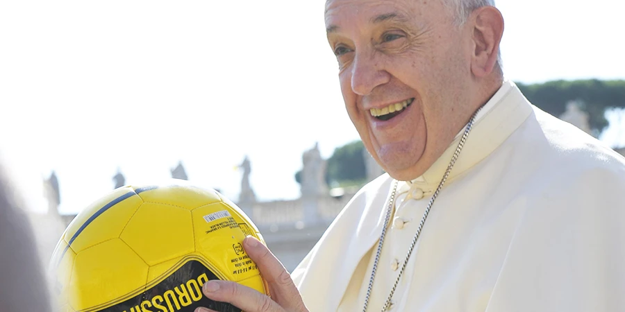 Pope Francis fields Vatican soccer team in friendly match against Roma ...