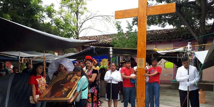 World Youth Day cross, Marian icon console Mexican earthquake victims ...