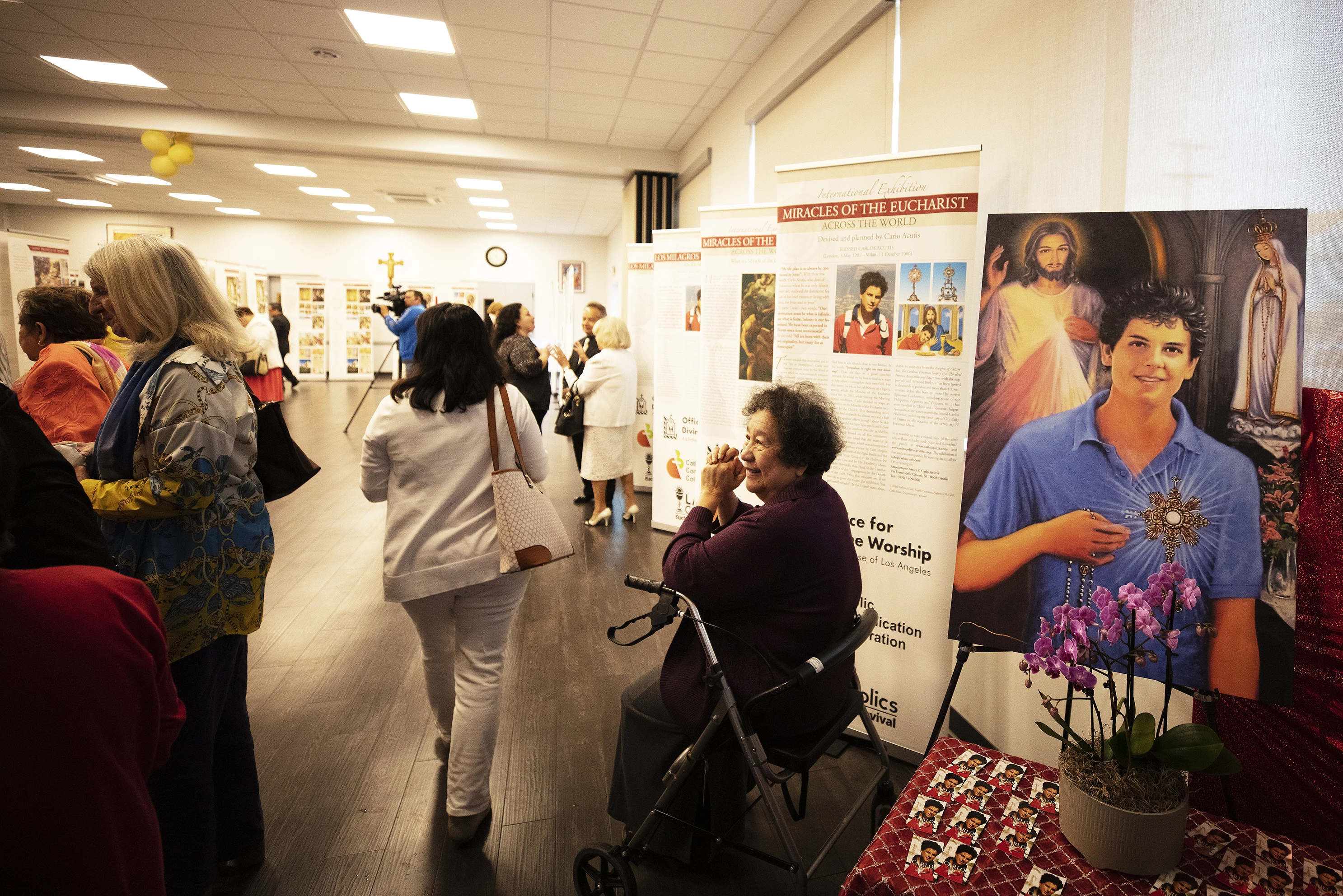 Blessed Carlo Acutis’ eucharistic miracles exhibit goes to Hollywood ...