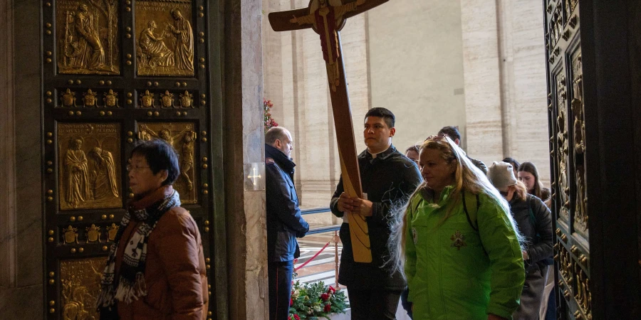 PHOTOS: Pilgrims from all over the world pass through Holy Door of St ...