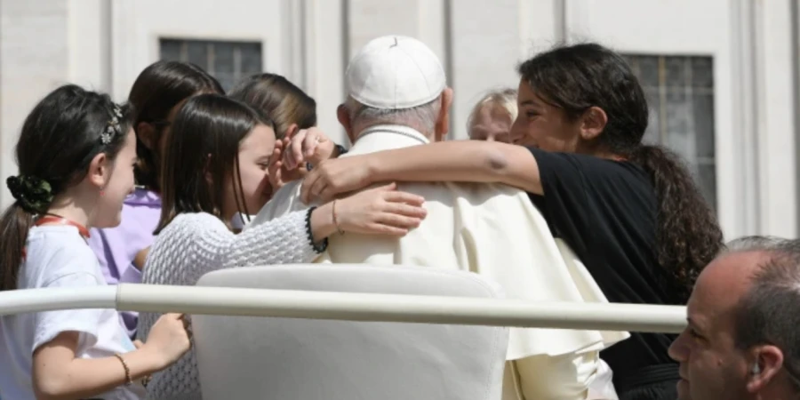 Handing out ice cream or visiting the poor: The charity of Pope Francis ...
