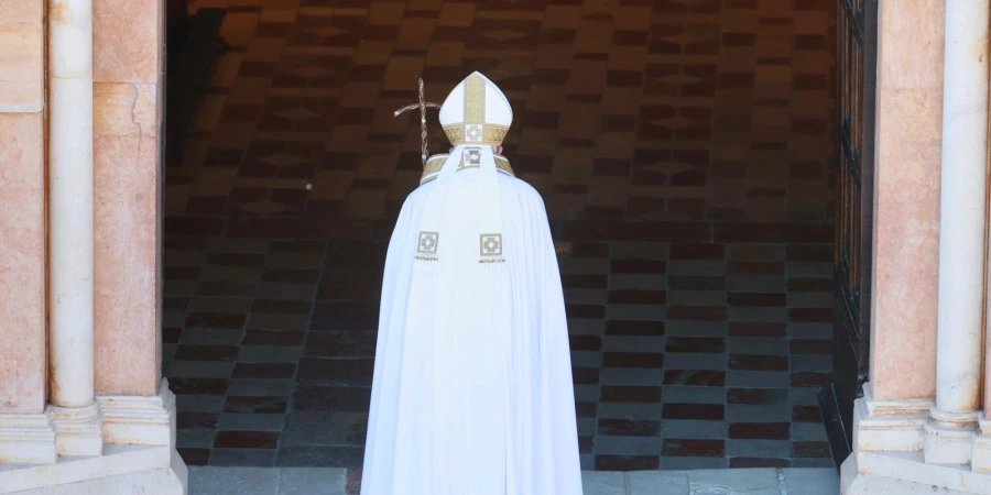 Pope Francis becomes first pope in more than 700 years to open the Holy ...