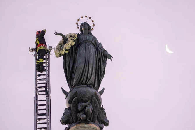 PHOTOS: Pope Francis honors Virgin Mary on solemnity of the Immaculate ...