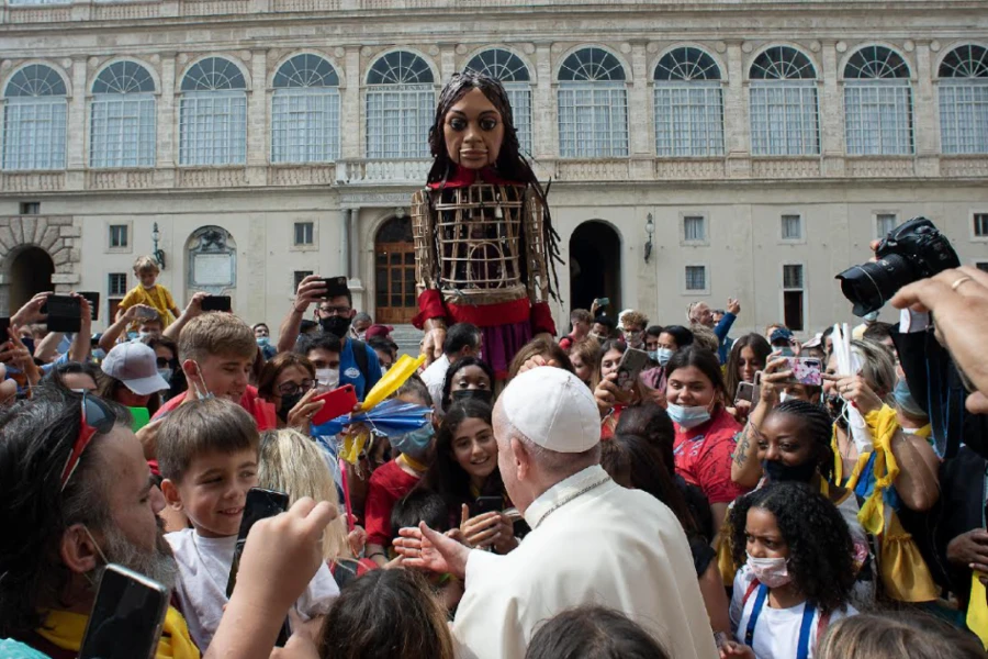 Pope Francis welcomes giant puppet to Vatican | Catholic News Agency