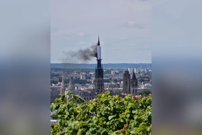 Firefighters quell blaze at French cathedral | Catholic News Agency