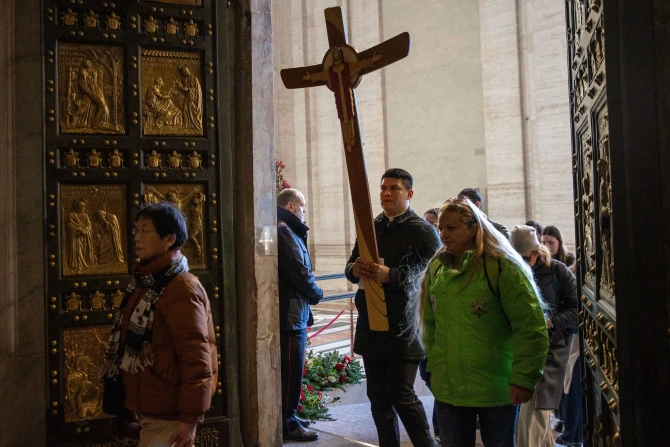PHOTOS: Pilgrims from all over the world pass through Holy Door of St. Peter’s Basilica ...