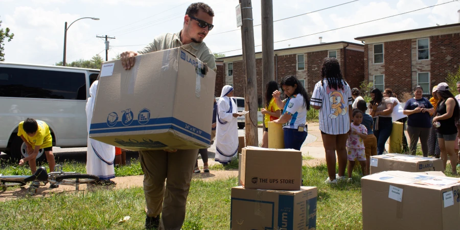 National Eucharistic Pilgrims serve the poor during ‘Boxes of Mercy ...