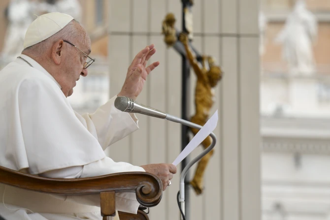 Pope Francis tells faithful: Learn some of the Psalms by heart ...