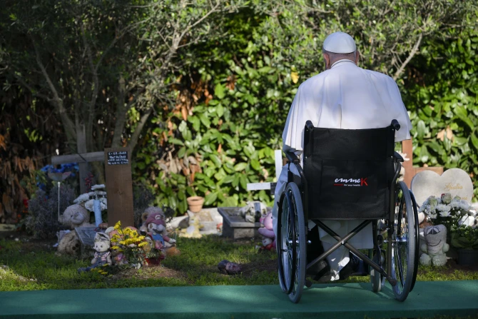 Pope Francis presides over All Souls’ Mass at cemetery for unborn ...