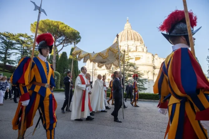 PHOTOS: Eucharistic procession winds through Vatican streets in honor ...